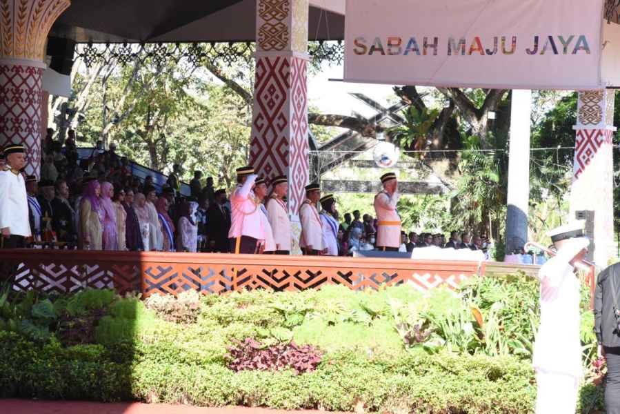 Istiadat perbarisan Hari Jadi Rasmi TYT Sabah meriah