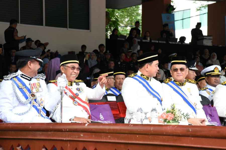 Istiadat Perbarisan sempena Sambutan Ulang Tahun Kelahiran Rasmi ke-71 ...